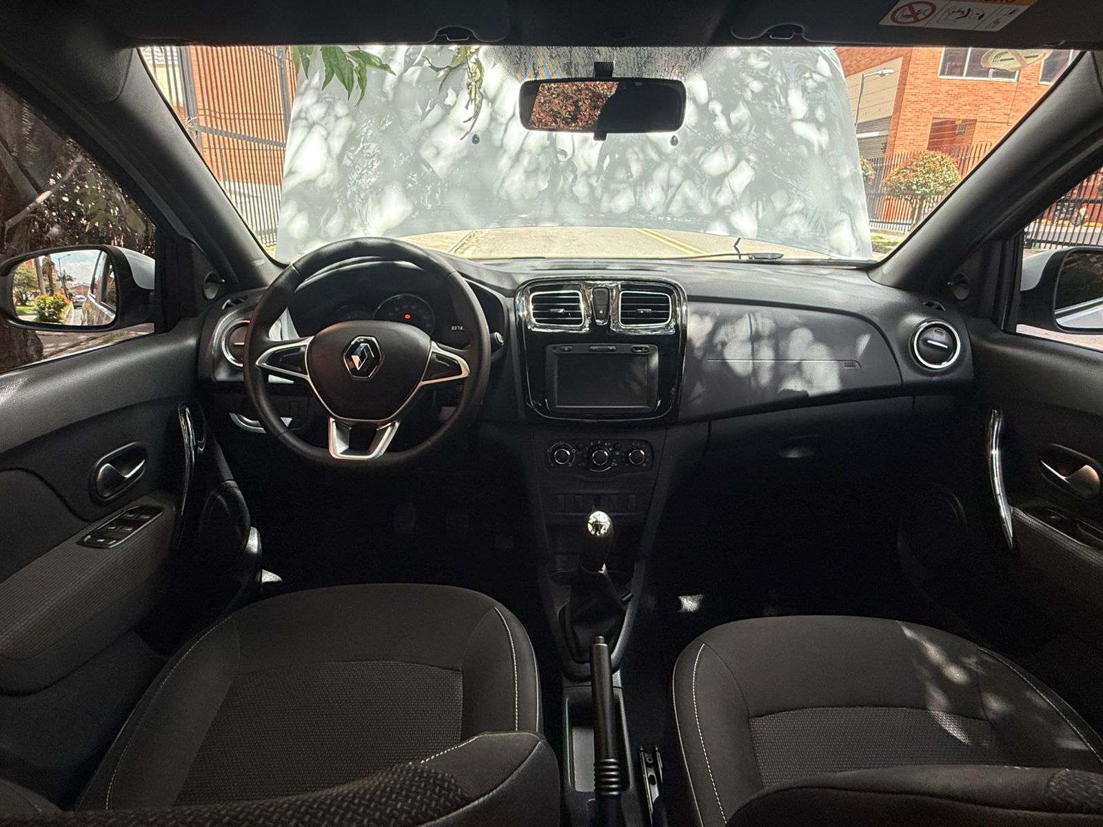 Renault Logan Life Plus 1.6L 16V 2022 – REBELCAR SAS